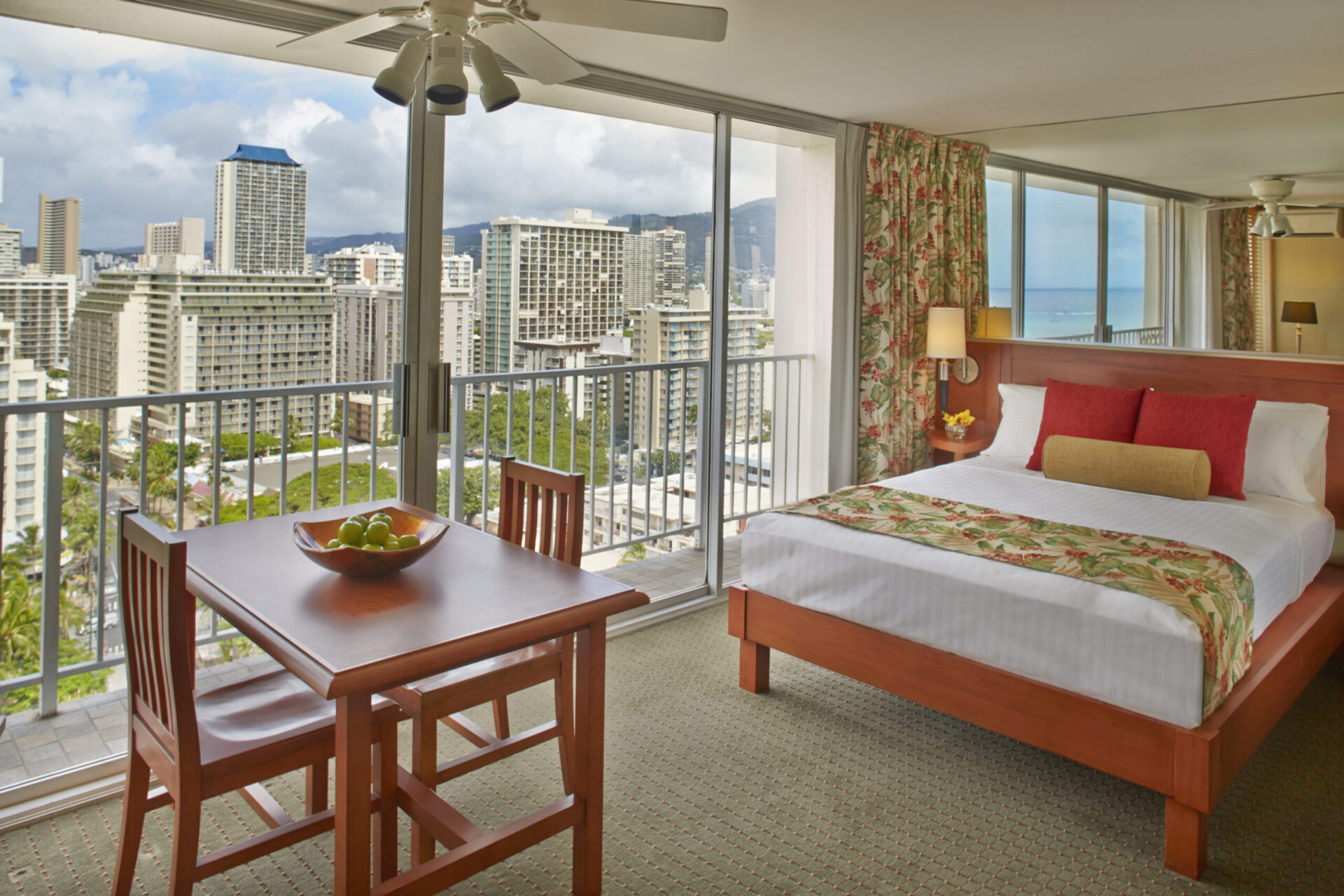 Studio Kitchenette Partial Ocean View - Queen | Pacific Monarch