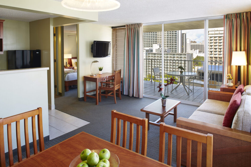 1 Bedroom Partial Ocean View Suite - 2 Twin Beds | Pacific Monarch