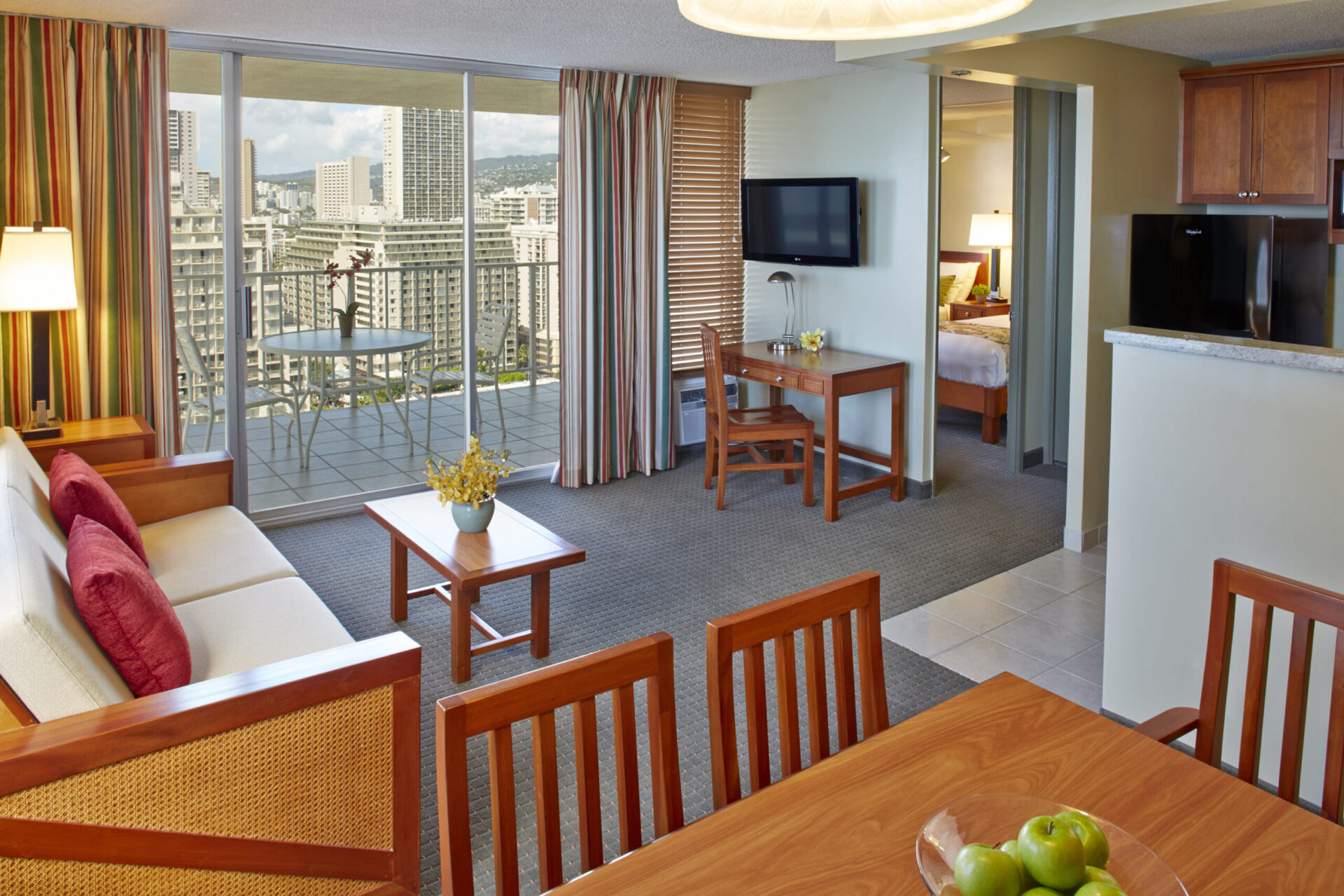 1 Bedroom Partial Ocean View Suite - 2 Twin Beds | Pacific Monarch